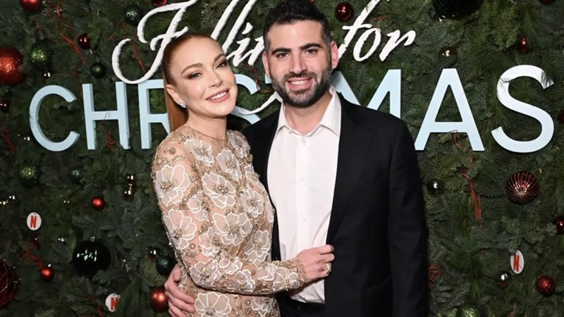 ليندسي لوهان مع زوجها بدر الشماس في افتتاح فيلمها Falling For Christmas
