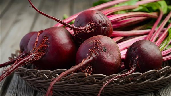 فوائد البنجر، ينقي الجسم من السموم ويرطب البشرة ويغذي الشعر